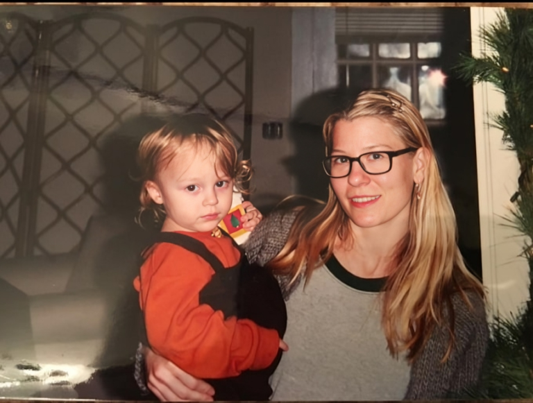 Melanie Lynn Clapp: Born, Age, Profession, Bio. Net Worth 2024